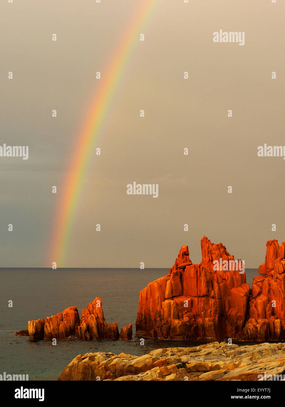 Plage de Rocce Rosse, roches de porphyre rouge, Italie, Sardaigne ...