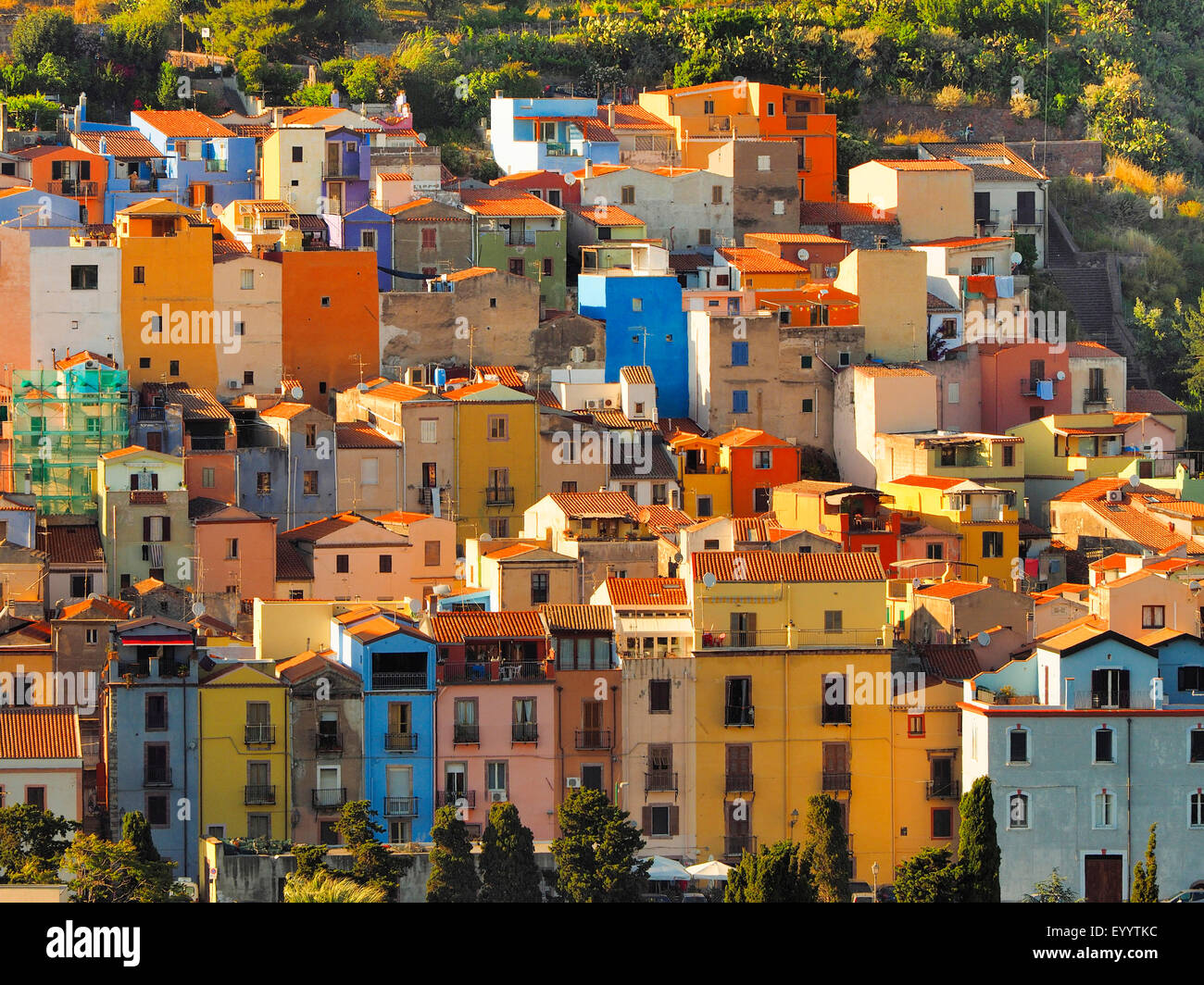 Ville Bosa avec bâtiments colorés, Italie, Sardaigne, Bosanski Samac ...