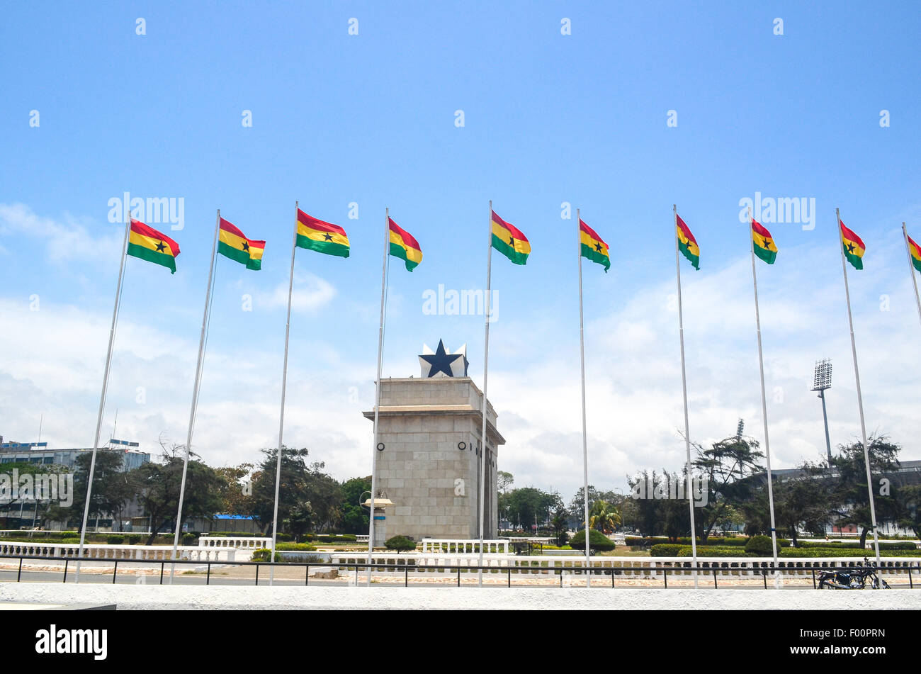 Drapeaux ghanéens à la place de l'indépendance et Black Star Gate à ...