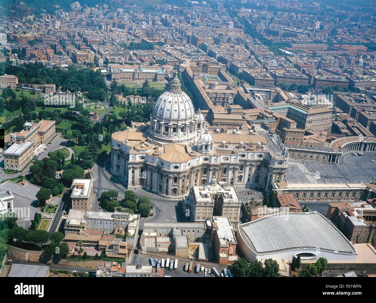Vue aérienne de la Basilique Saint Pierre et le palais du Vatican, dans ...