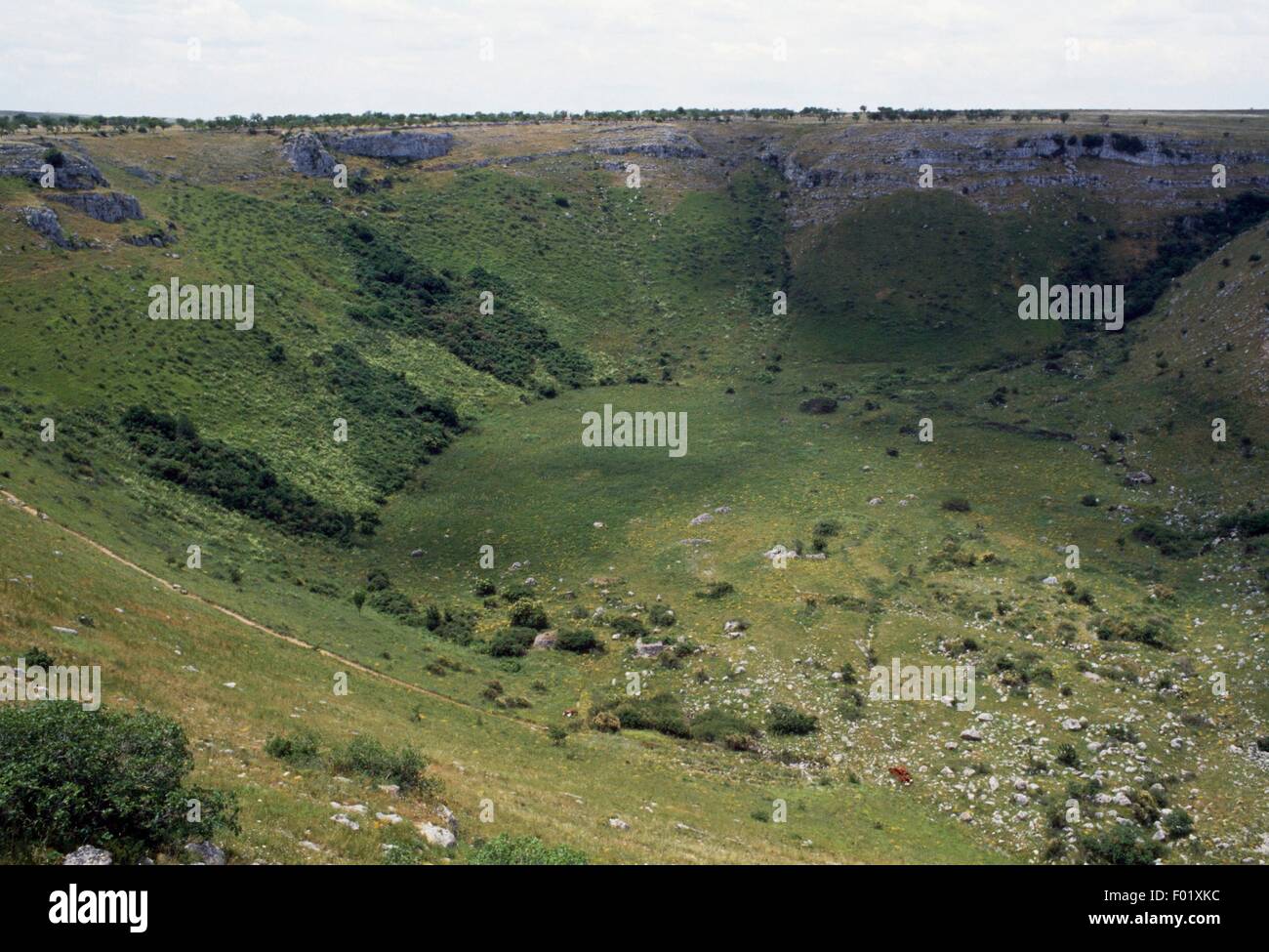 La Pulo di Altamura, plus grande doline de la haute Murgia, Pouilles ...