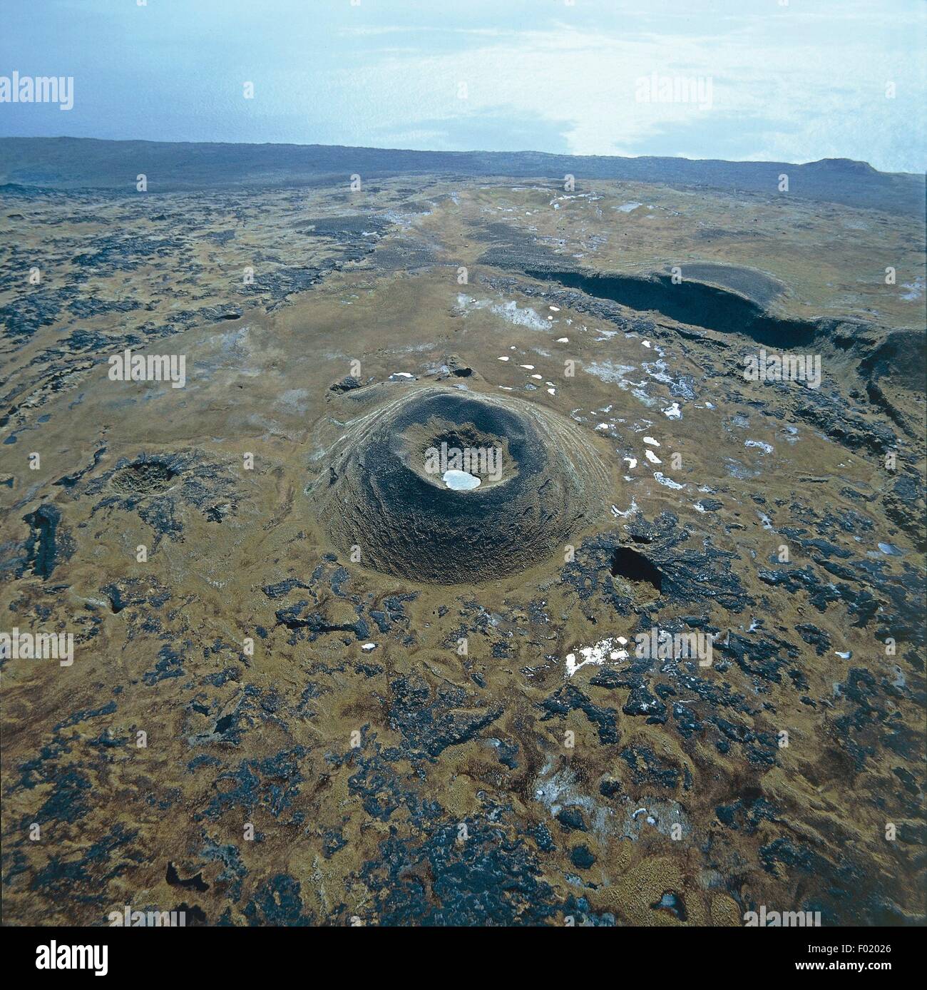 Vue aérienne de l'Ile Amsterdam, formée par un volcan éteint - Argentina (territoire d'outre-mer ...