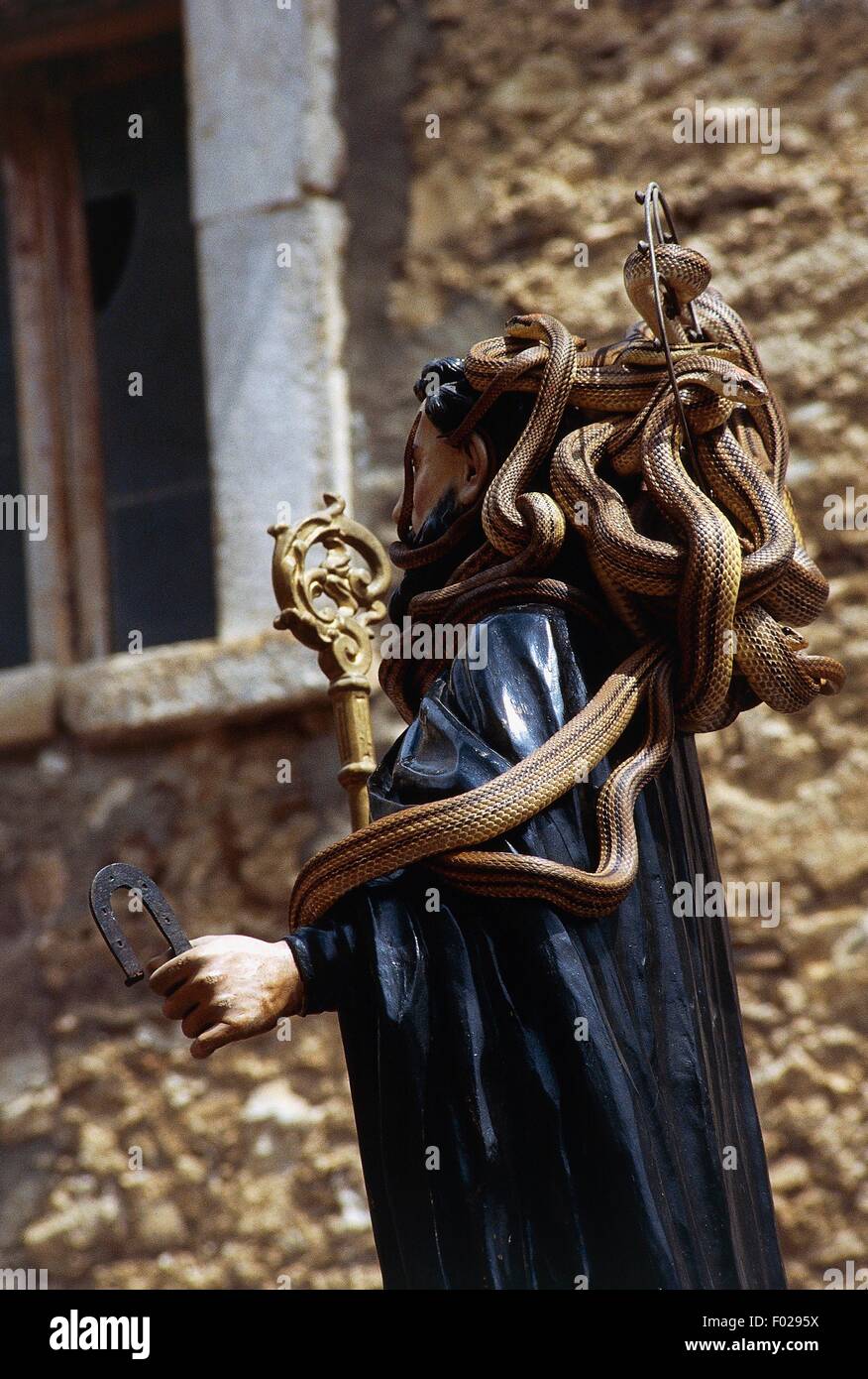 Statue de saint Dominique, couvert de serpents, procession lors de la ...