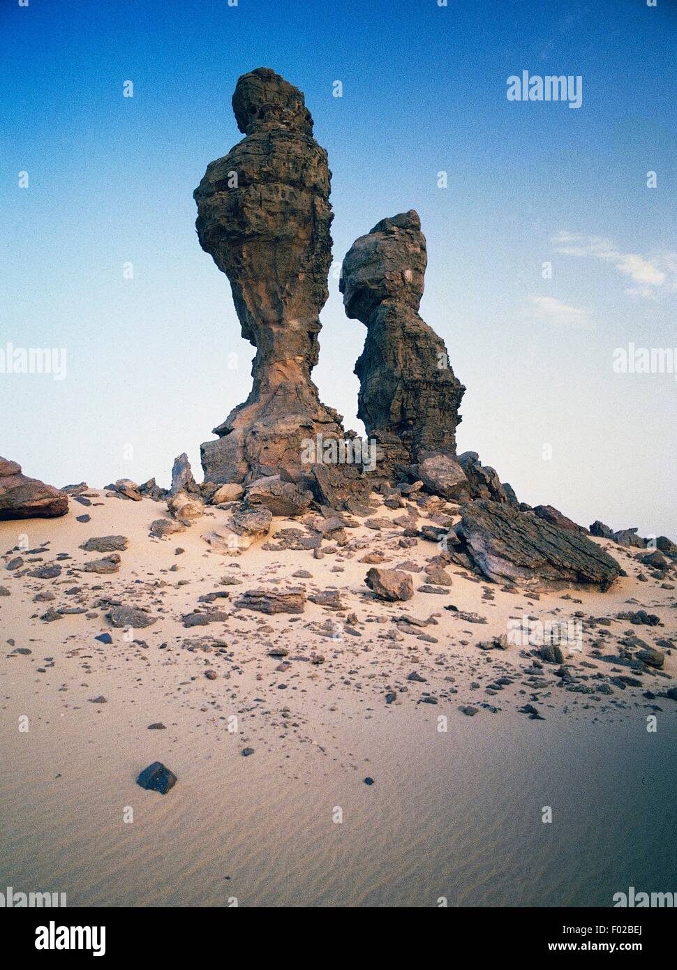 Rock monolithes érodés par le vent, Ténéré désert, désert du Sahara, au ...