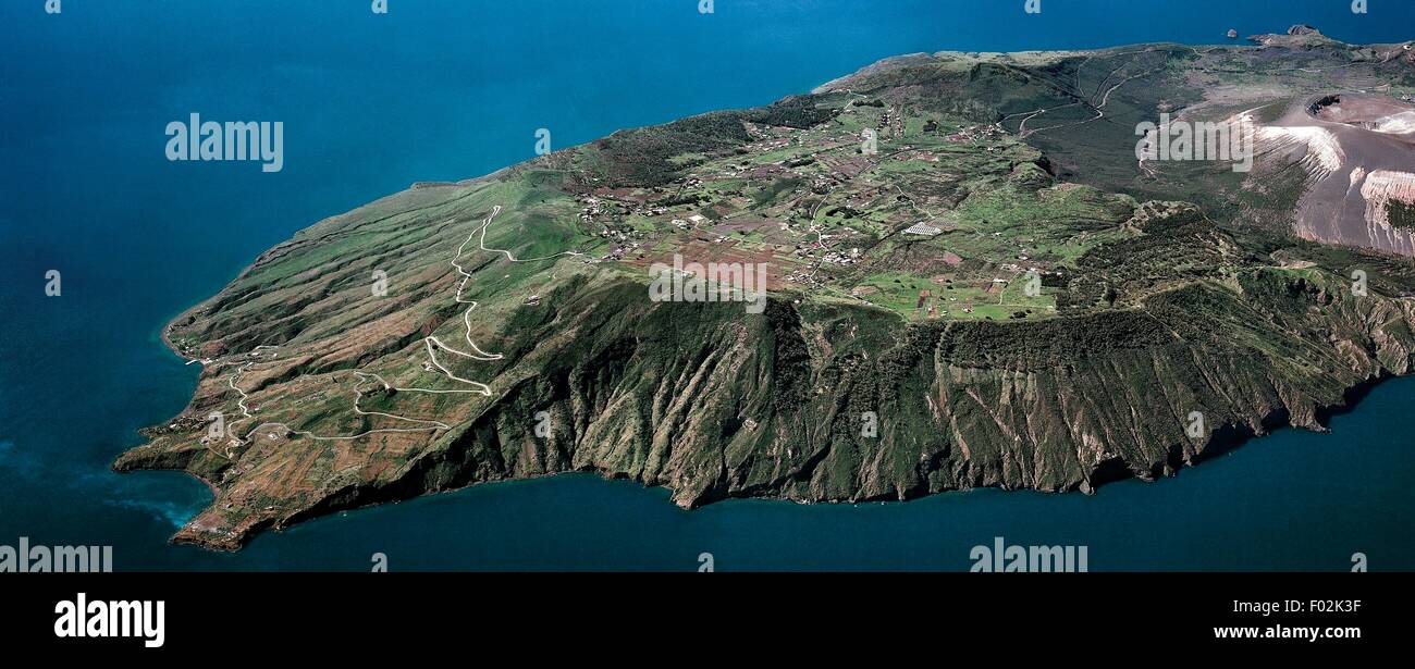 Vue aérienne de l'île de Vulcano, dans les îles éoliennes ou Lipari ...