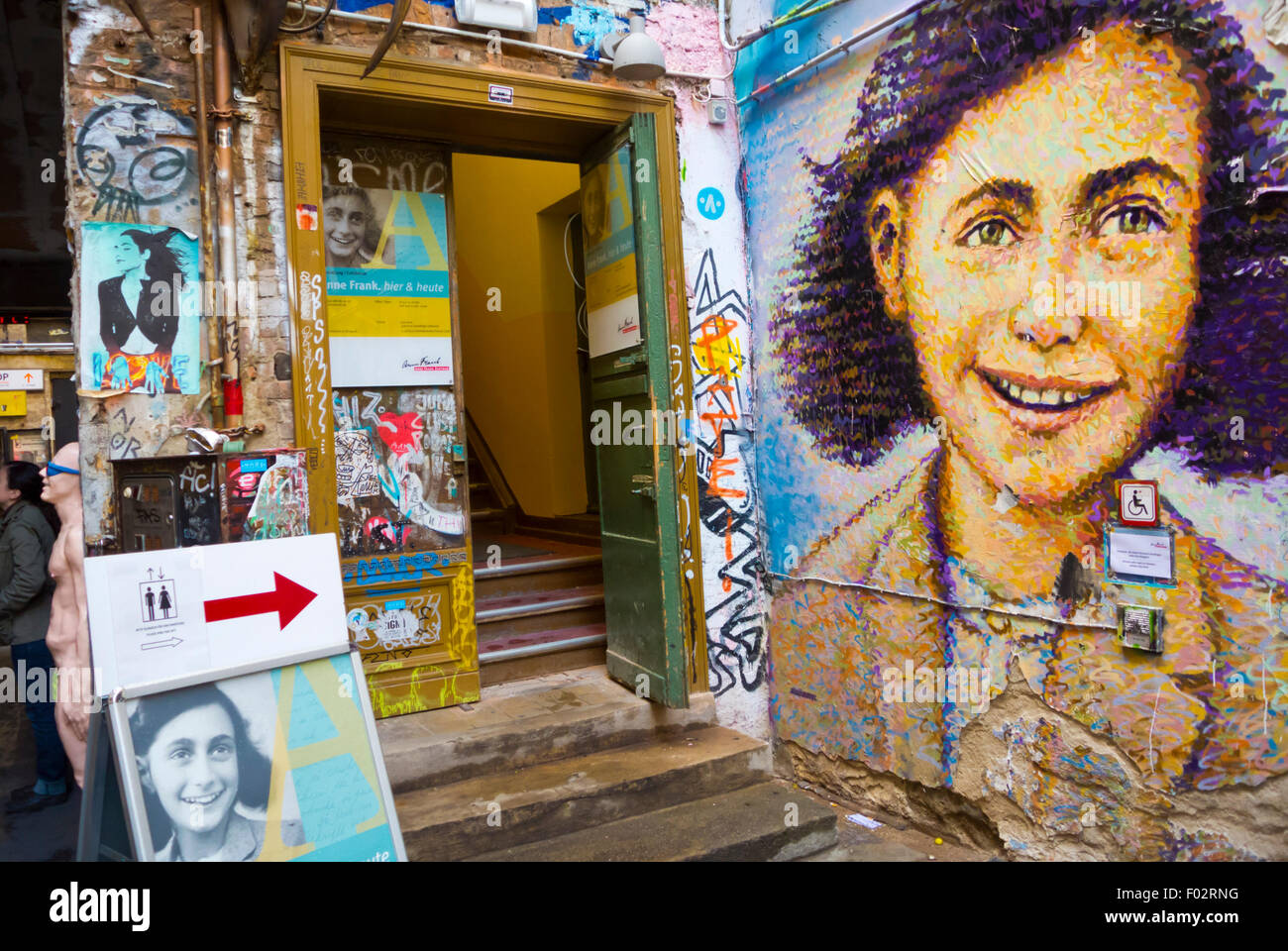 Anne Frank Zentrum, avec peinture murale par James Cochran, cour de ...