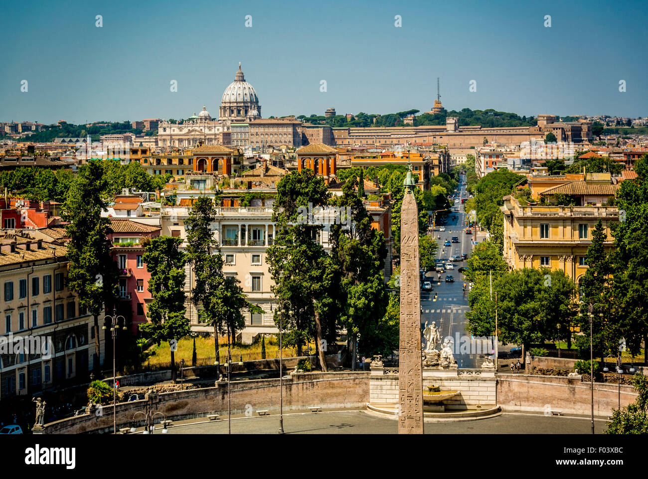 Le dôme de la Basilique Saint-Pierre et les toits de Rome. Italie Photo ...