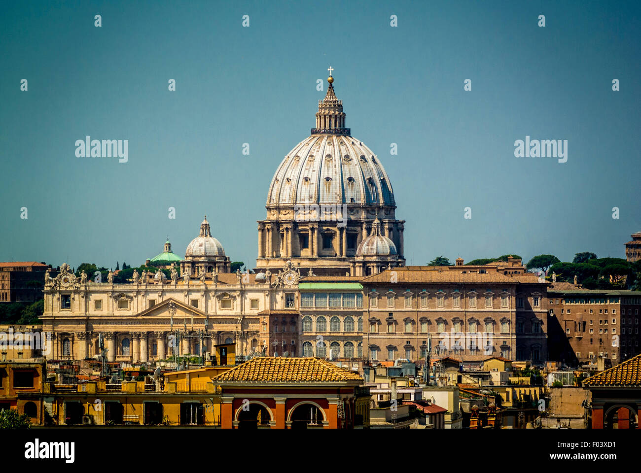 Le dôme de la Basilique Saint-Pierre et les toits de Rome. Italie Photo ...