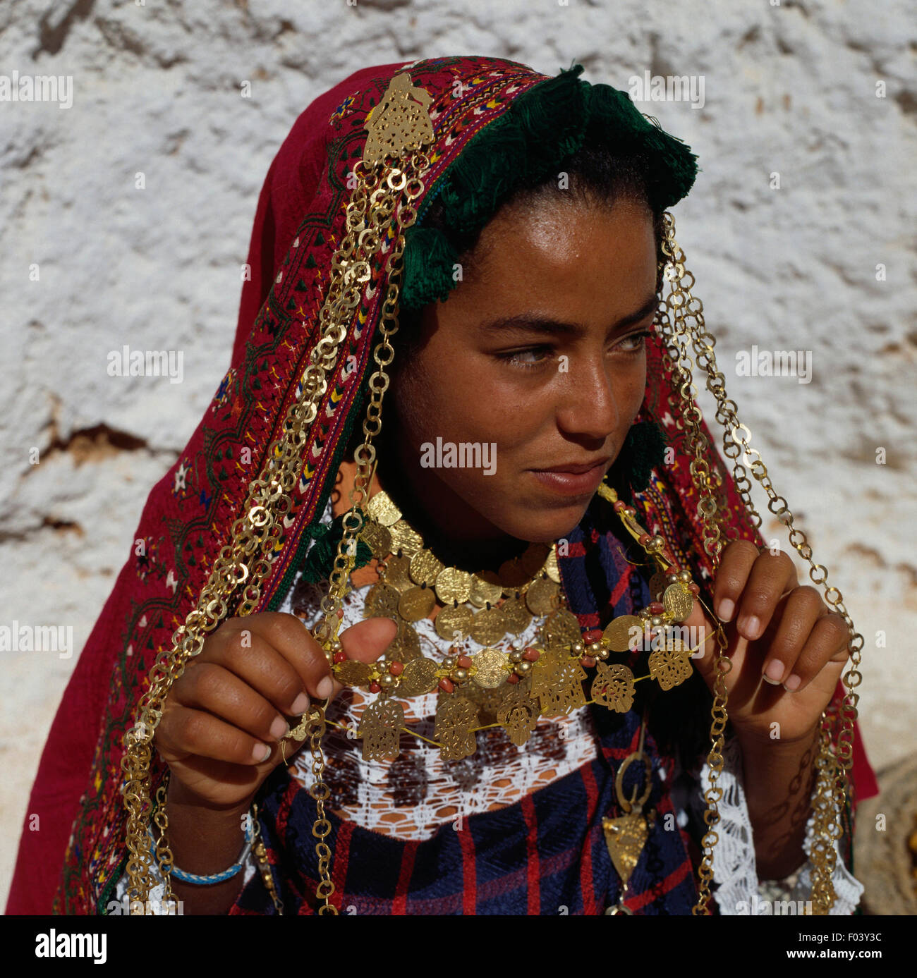 Jeune fille berbère en vêtements traditionnels, Matmata, Tunisie Photo ...