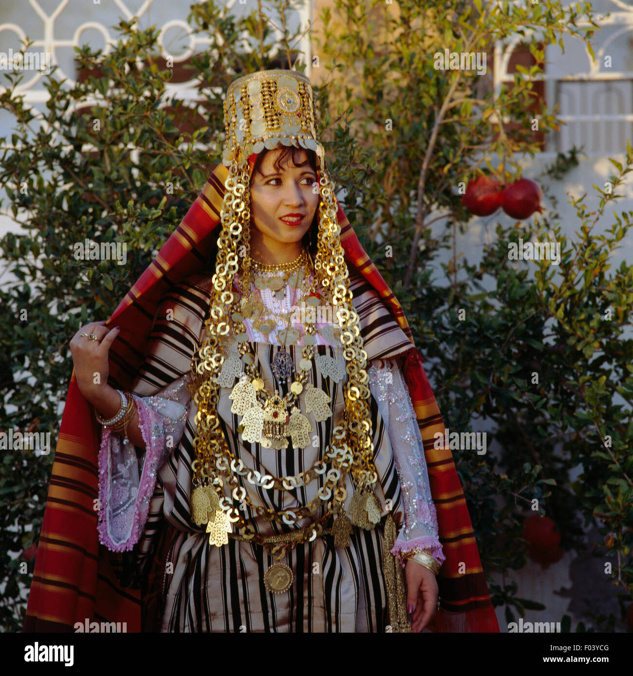 Femme portant un costume traditionnel et bijoux berbères, la Tunisie ...