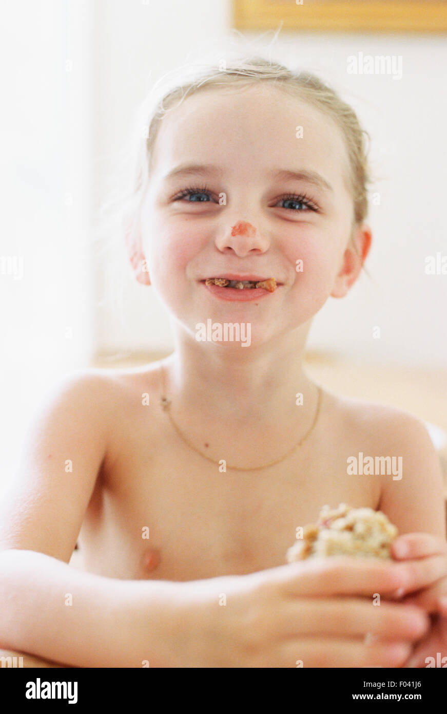 Jeune Fille Nue En Train De Manger Un Sandwich Avec Des Miettes Dans Sa Bouche Et De La Sauce