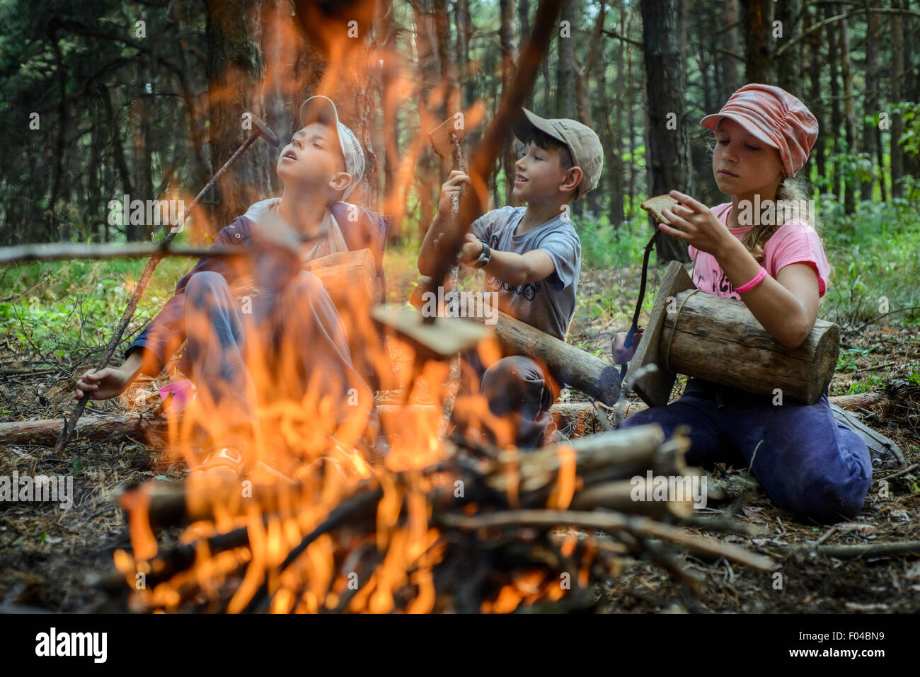 Plus de pain grillées Scouts dans un camp scout ukrainien randonnée ...