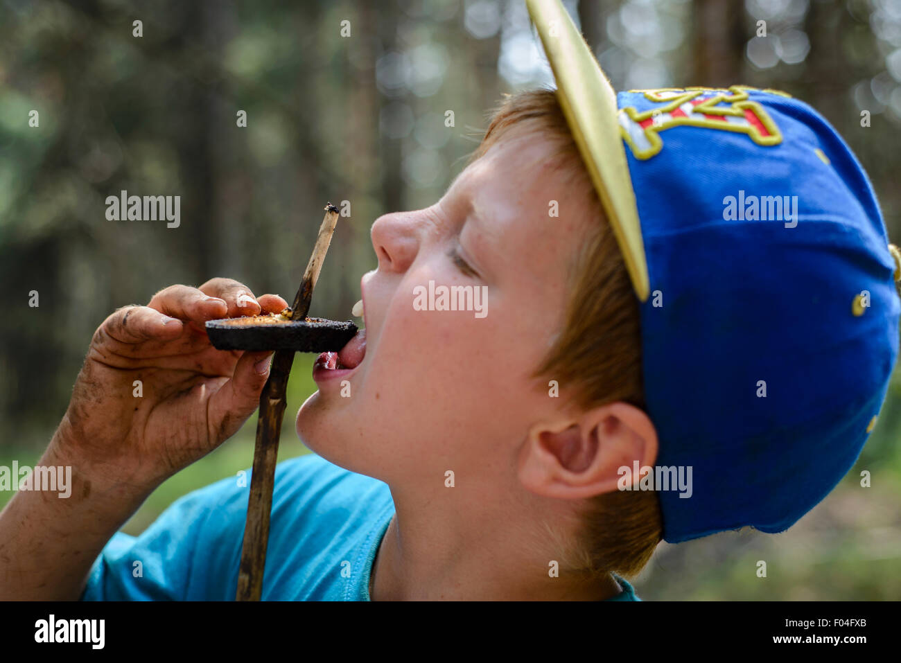 Plus de pain grillées Scouts dans un camp scout ukrainien randonnée ...