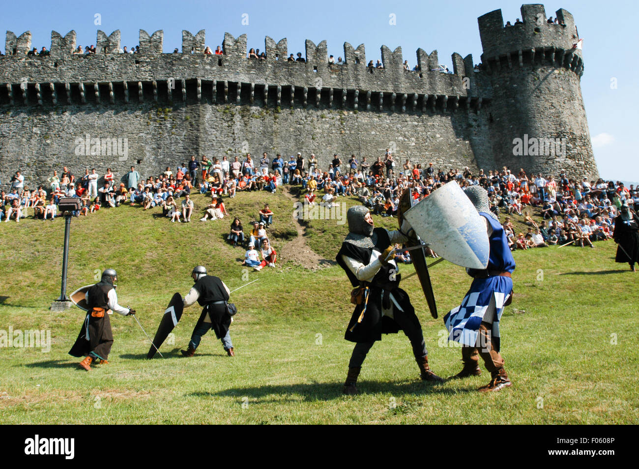 Bellinzona, Suisse - 29 mai 2004 : Des chevaliers en action pendant la ...