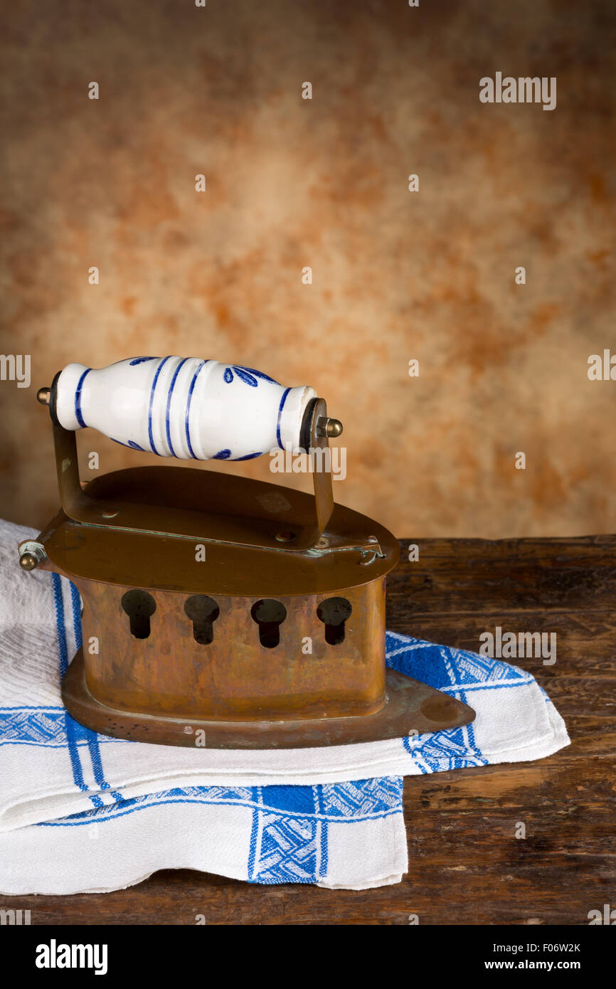 Vieux fer à repasser rouillé Banque de photographies et d’images à ...