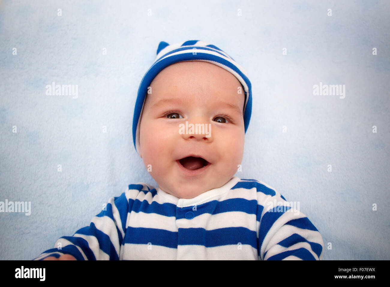 Bébé de 3 mois Banque de photographies et d’images à haute résolution ...