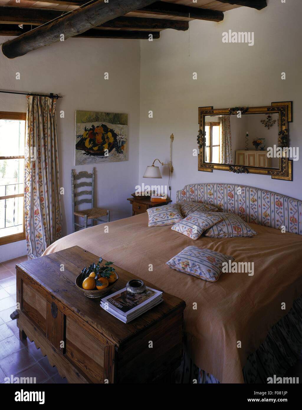 Chambre rustique avec poutres au plafond, coffre en bois et tuiles ...