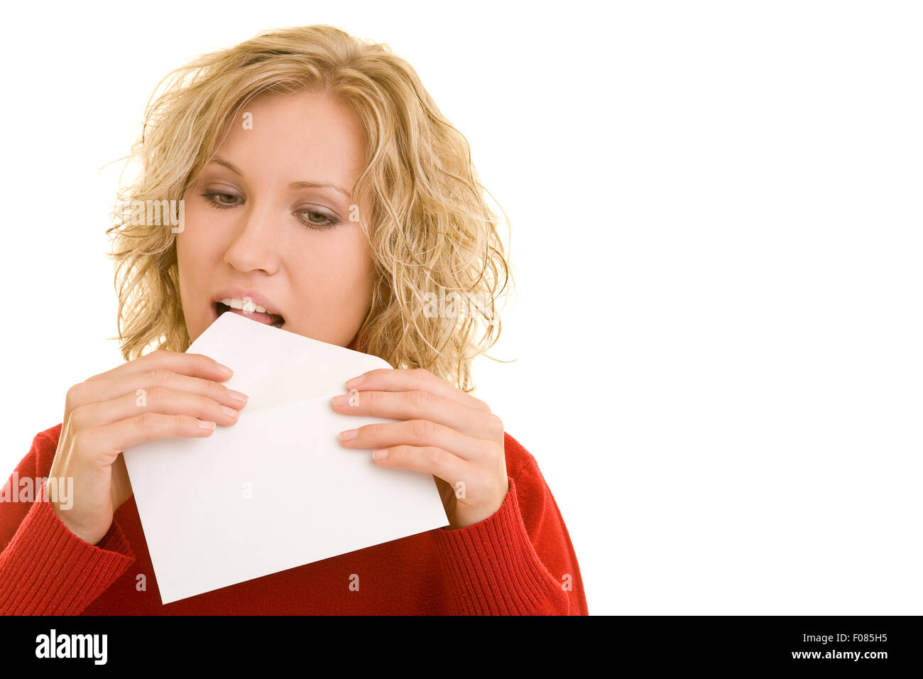 Jeune Femme De Lécher Une Enveloppe Pour Le Fermer Photo Stock Alamy