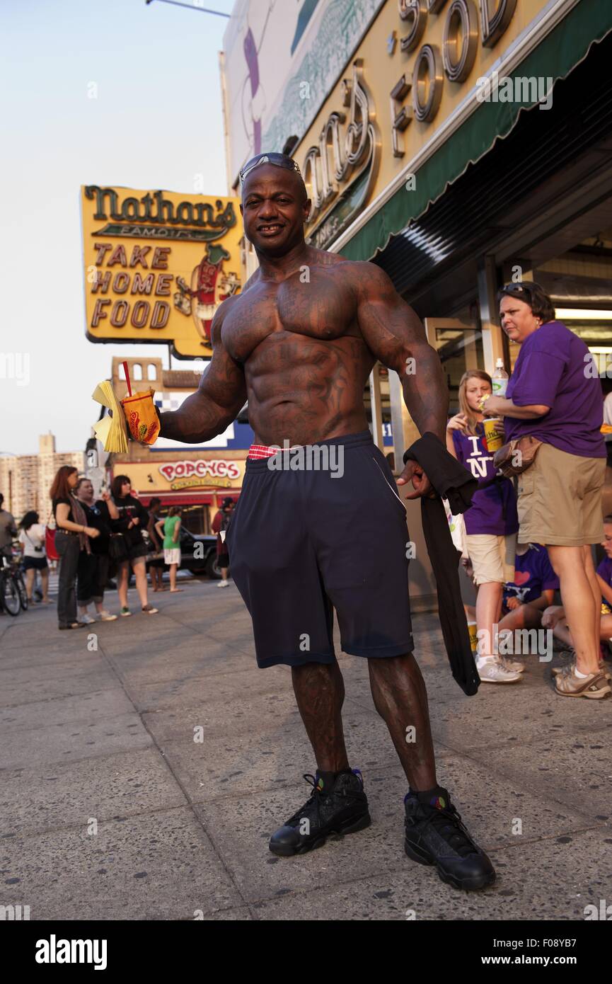 L'homme musclé se tient en dehors de Nathan's Famous restaurant à Coney ...