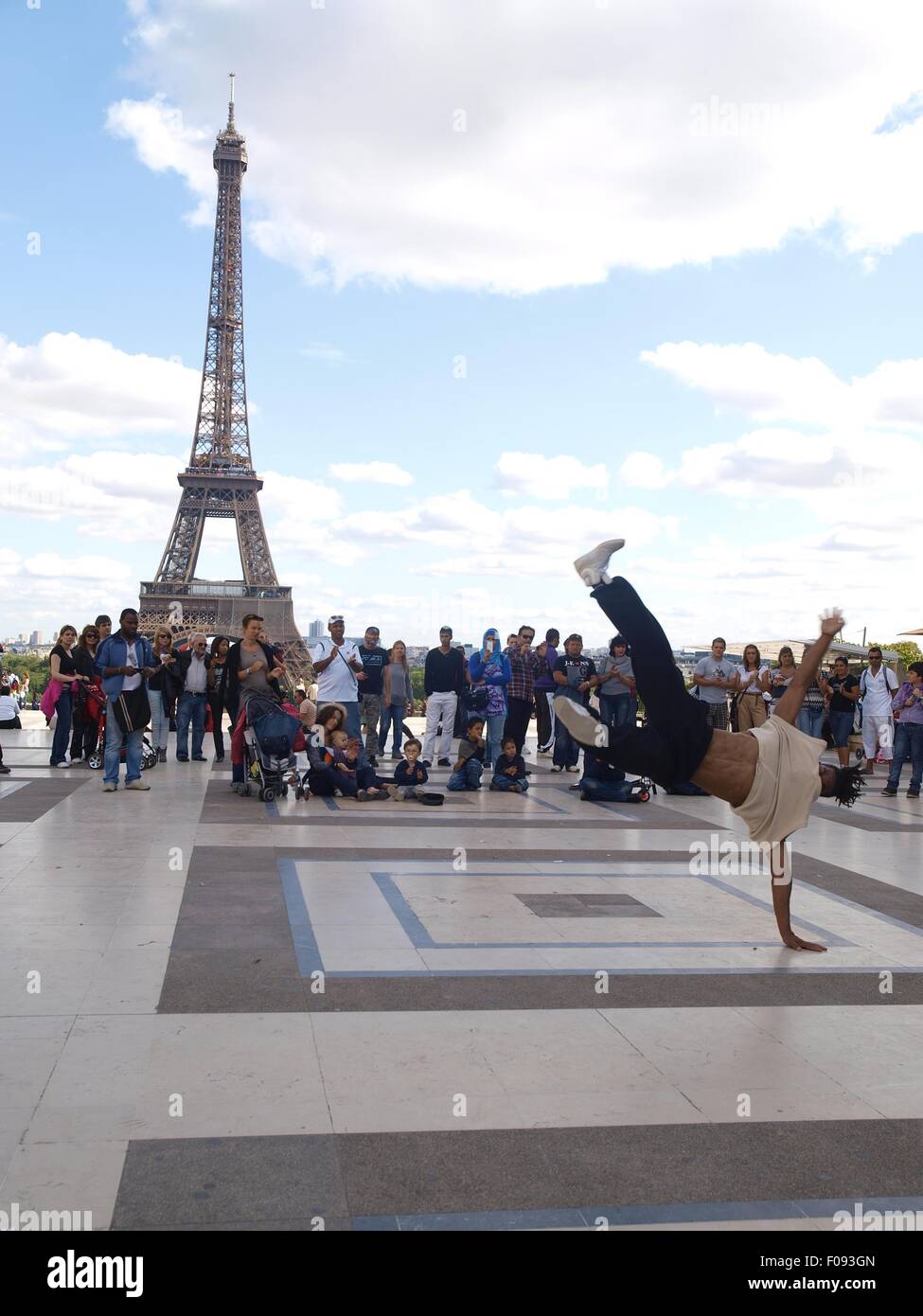 Les artistes de rue hip hop de la scène en face de la Tour Eiffel ...
