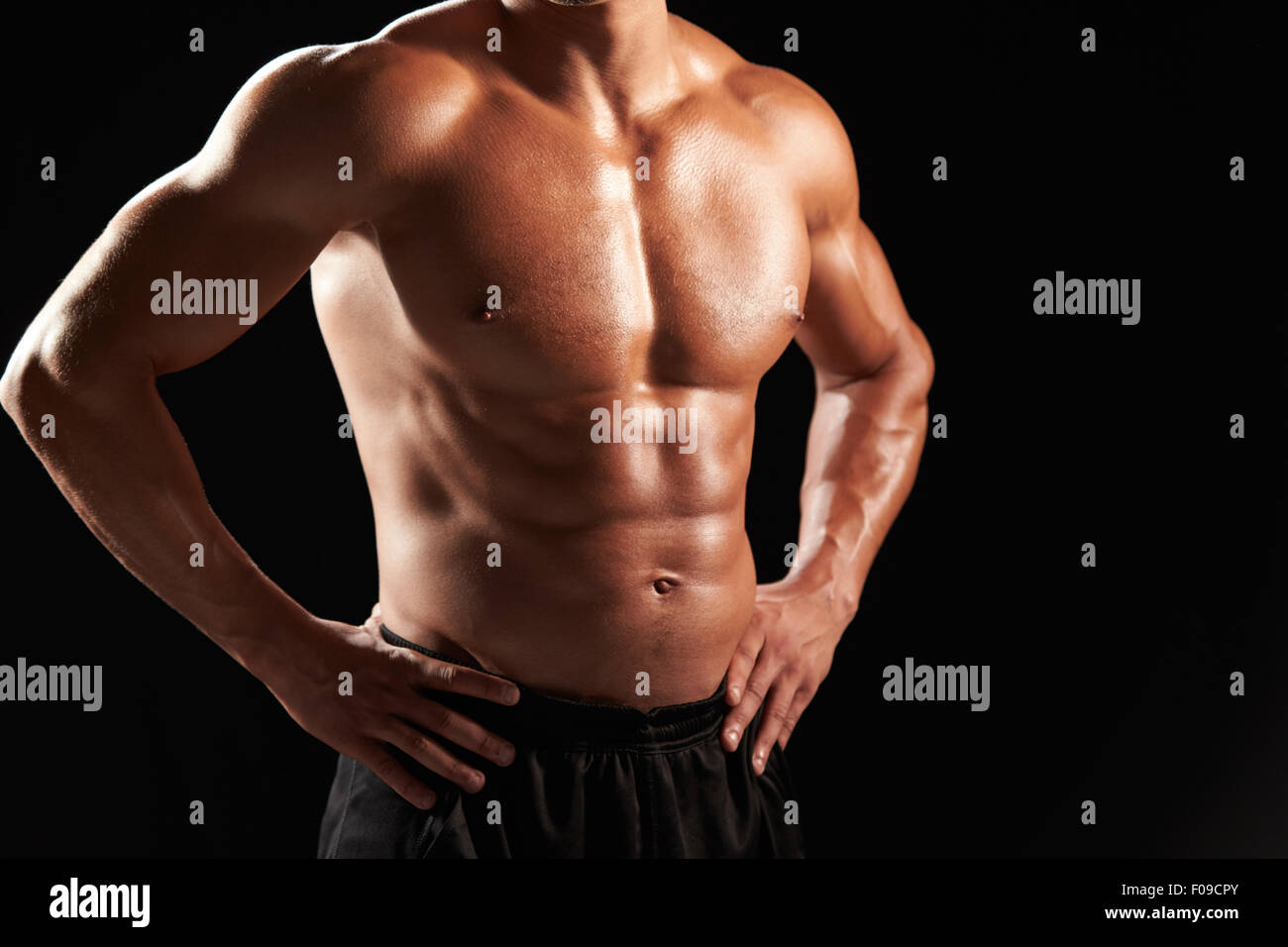 Torse nu male Body builder avec les mains sur les hanches, récolte ...