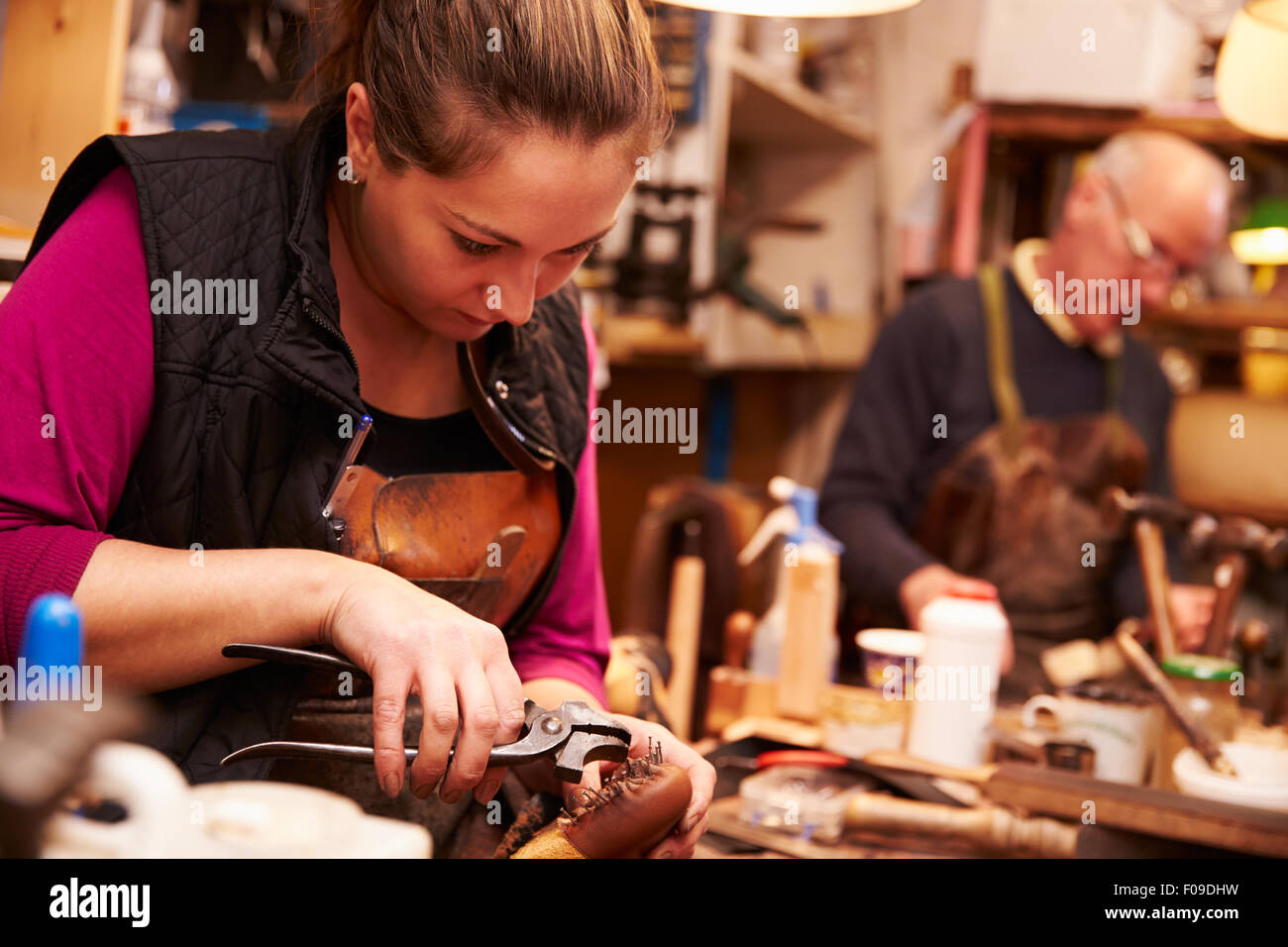 Cordonniers travaillant dans un atelier Banque de photographies et d ...