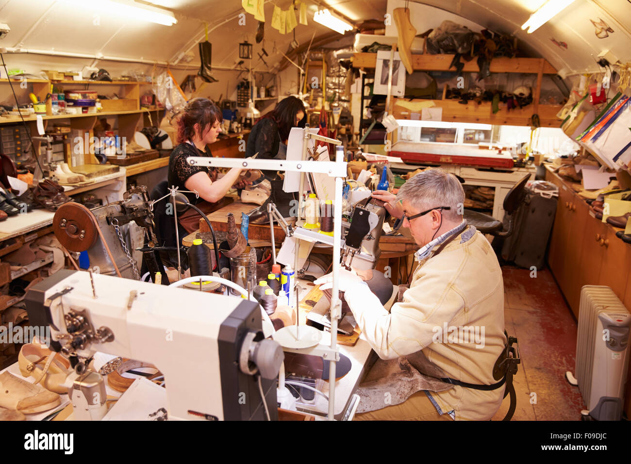 Cordonniers travaillant dans un atelier Banque de photographies et d ...