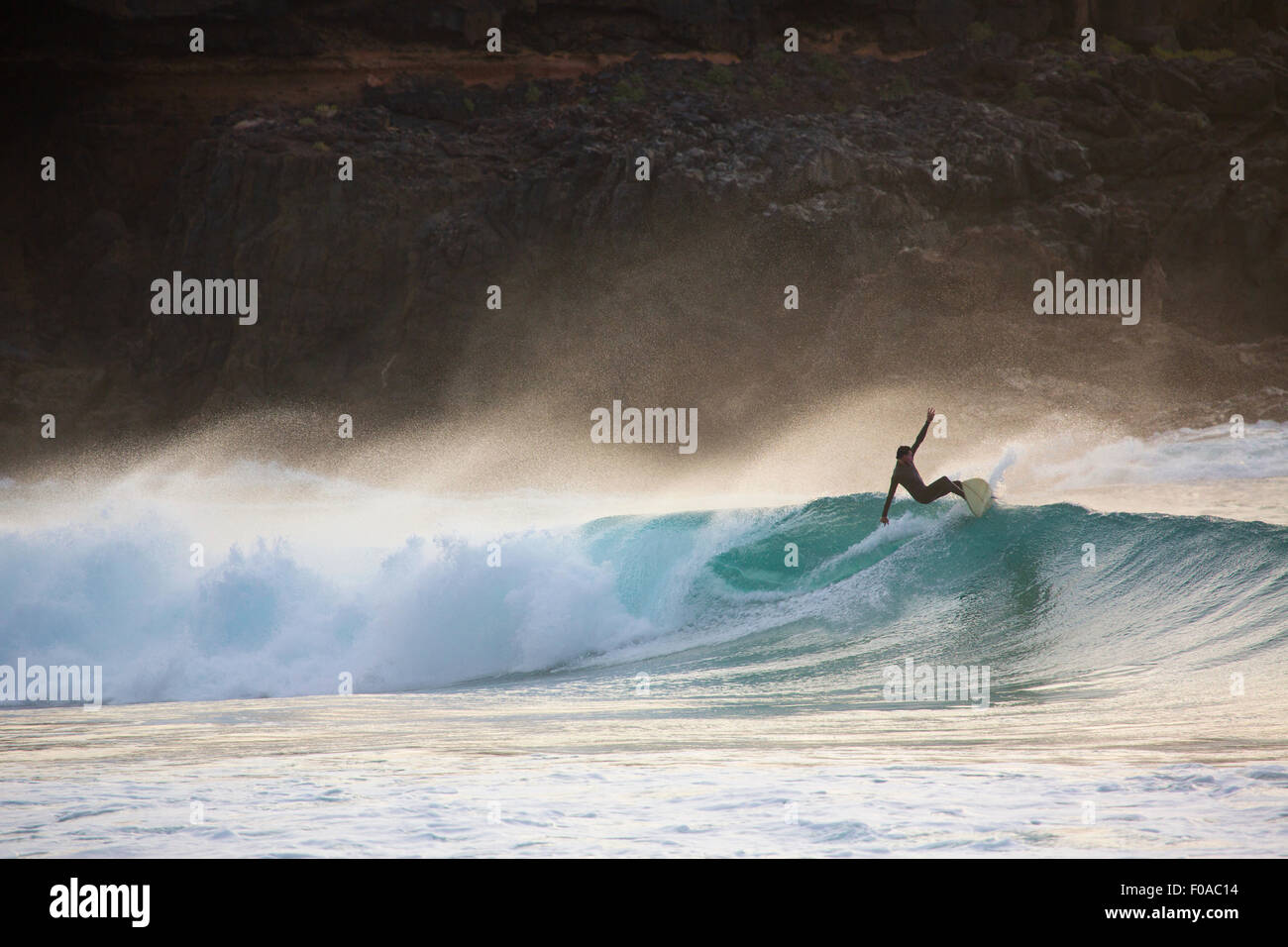 Vague de surf homme Banque de photographies et d’images à haute ...
