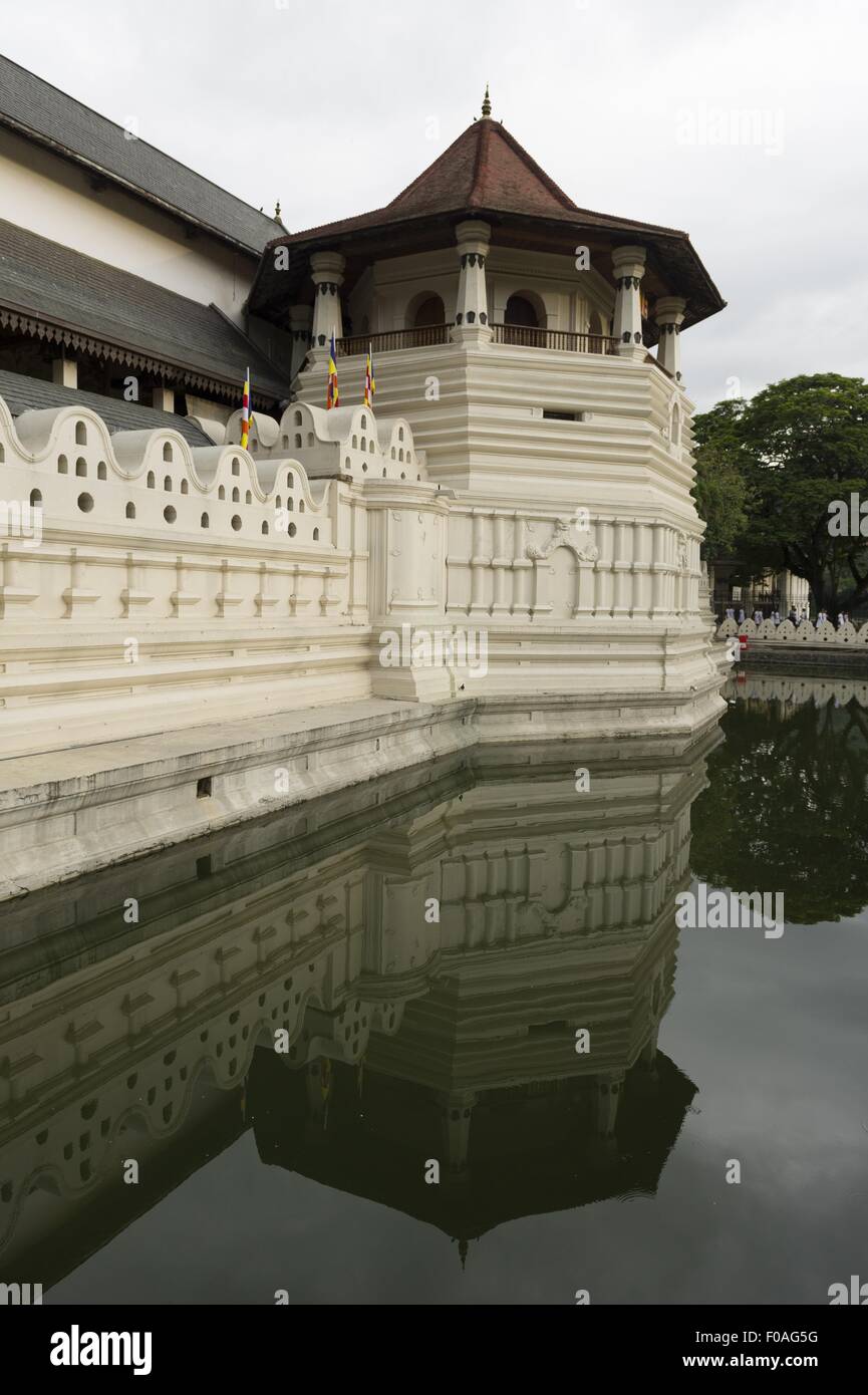 Sri Dalada Maligawa temple et reflet dans l'eau, Kandy, Sri Lanka Photo ...