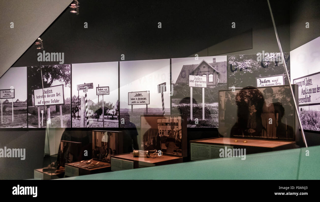 Musée Juif de Berlin Jüdisches Museum intérieur - vitrine avec des ...