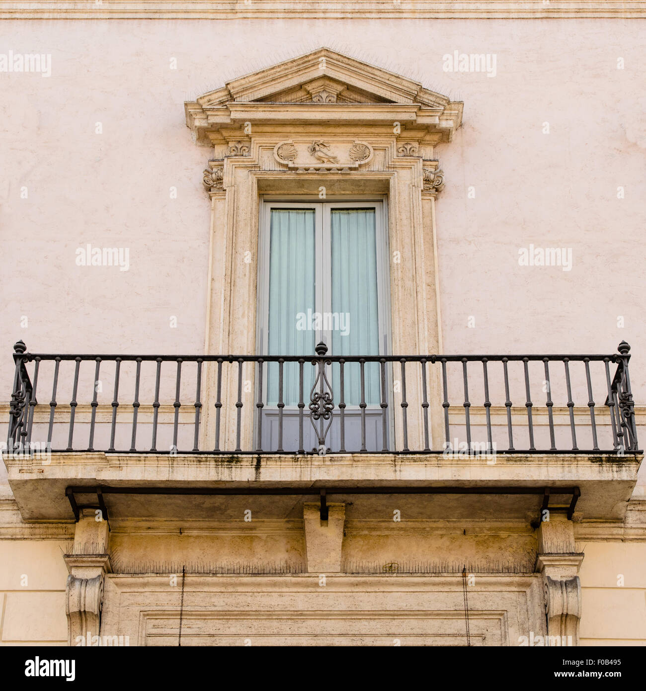 Bâtiment en brique avec balcon en fer Banque de photographies et d ...