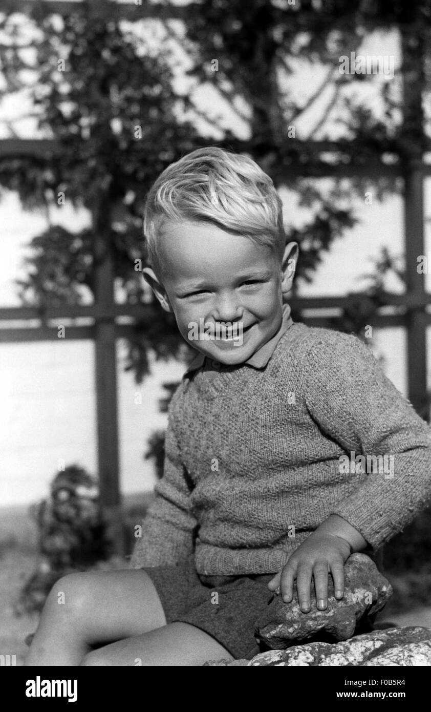 Sourire effronté de garçon Banque de photographies et d’images à haute ...