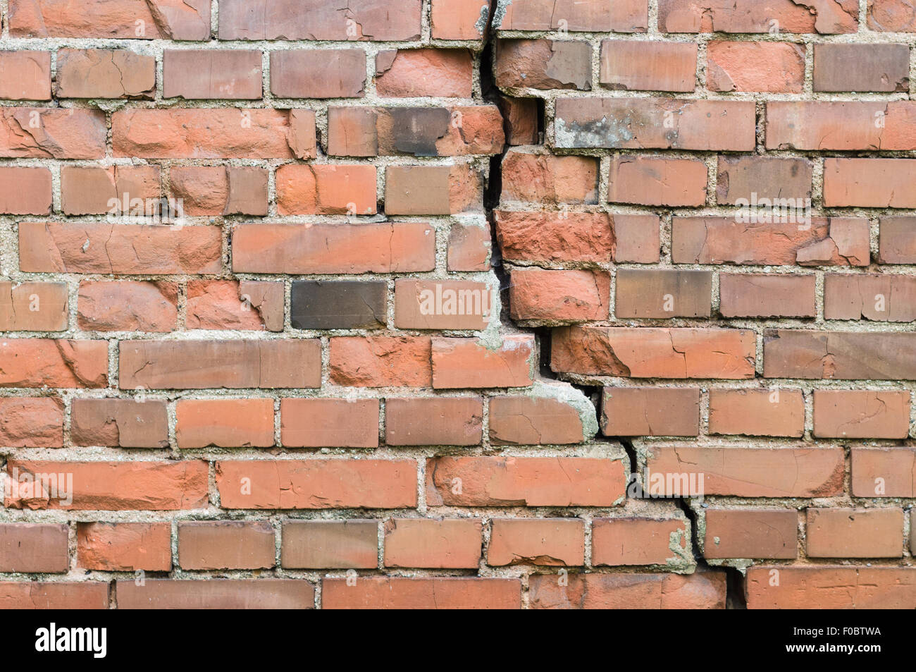 Fissure dans un mur en briques anciennes Photo Stock - Alamy