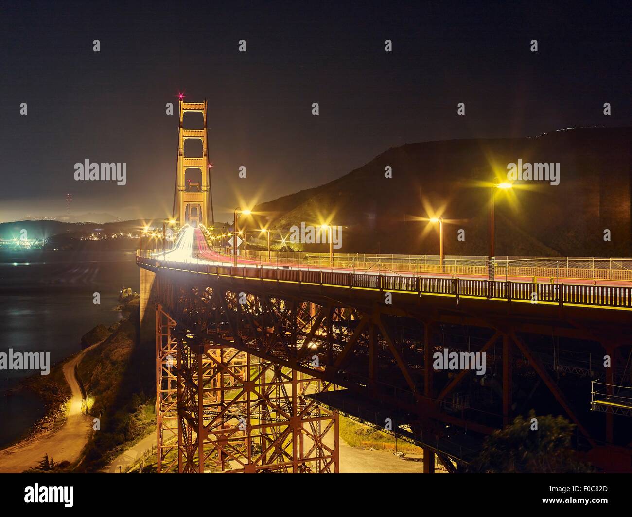 Golden gate bridge night Banque de photographies et d’images à haute ...