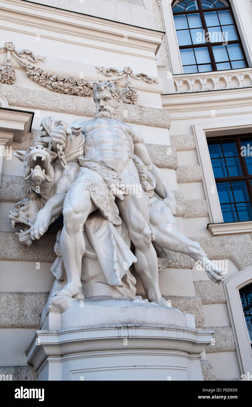 Statue d'Héraclès capturant Cerberus à la Michaelerplatz entrée de la ...