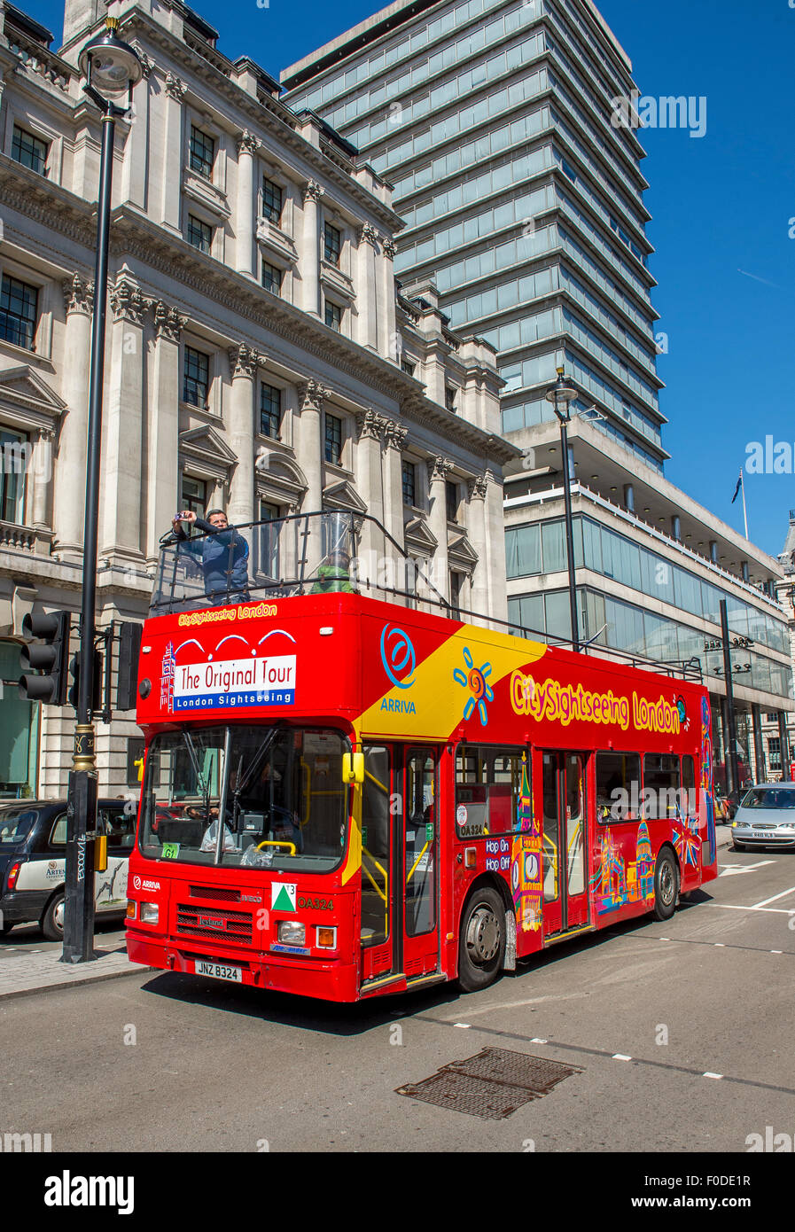 Open top double decker sightseeing bus Banque de photographies et d ...