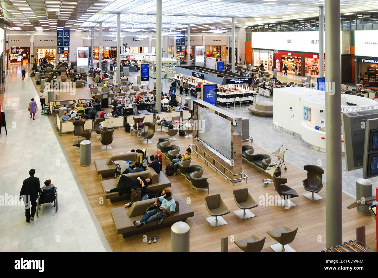 Coin salon avec points de vente de luxe, Terminal 2A/2C, l'aéroport ...