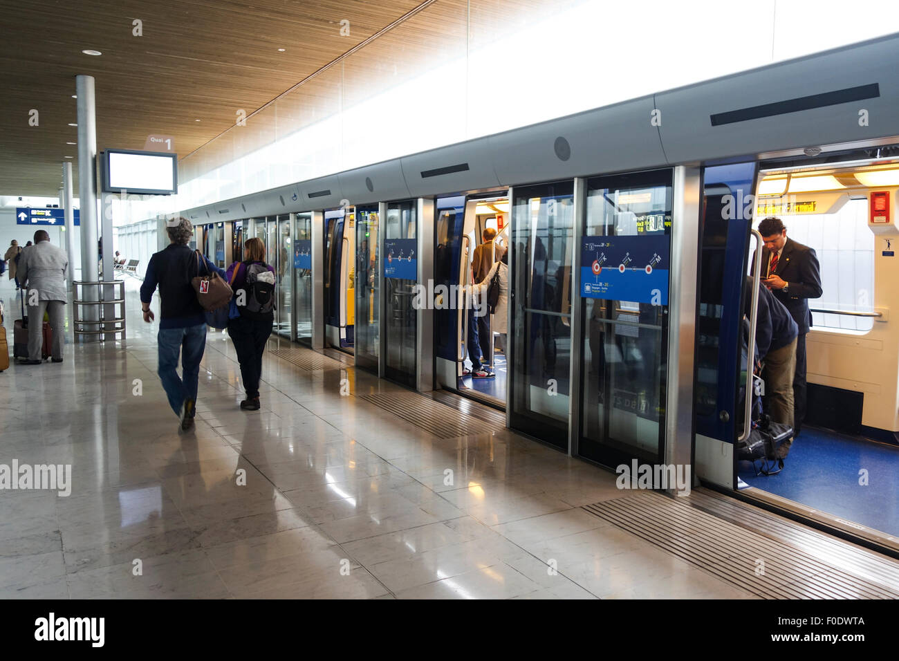 Métro Gare navette CDGVAL, aéroport, Roisy, Charles de Gaulle, Paris ...