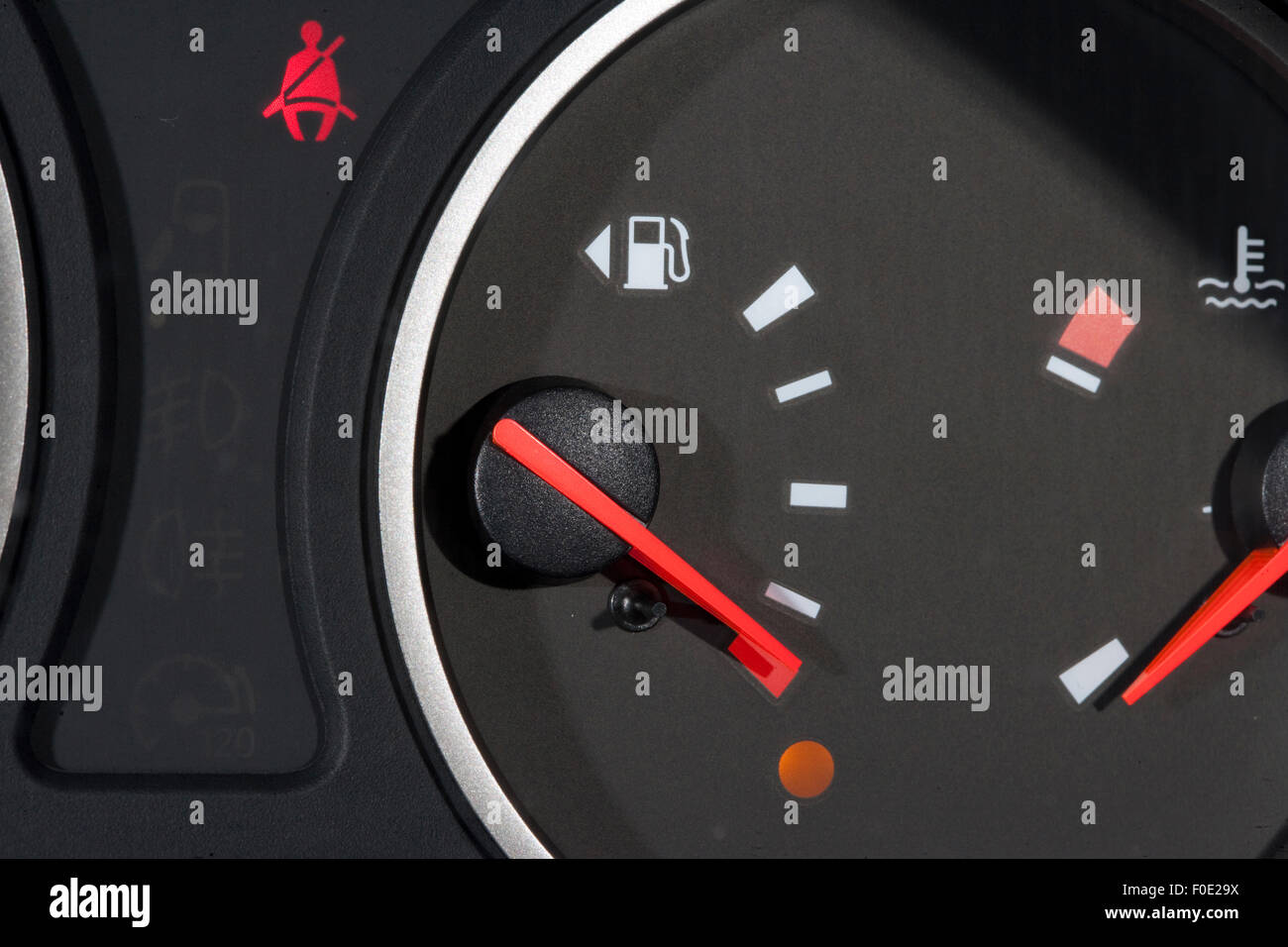 Empty tank dashboard Banque de photographies et d’images à haute ...