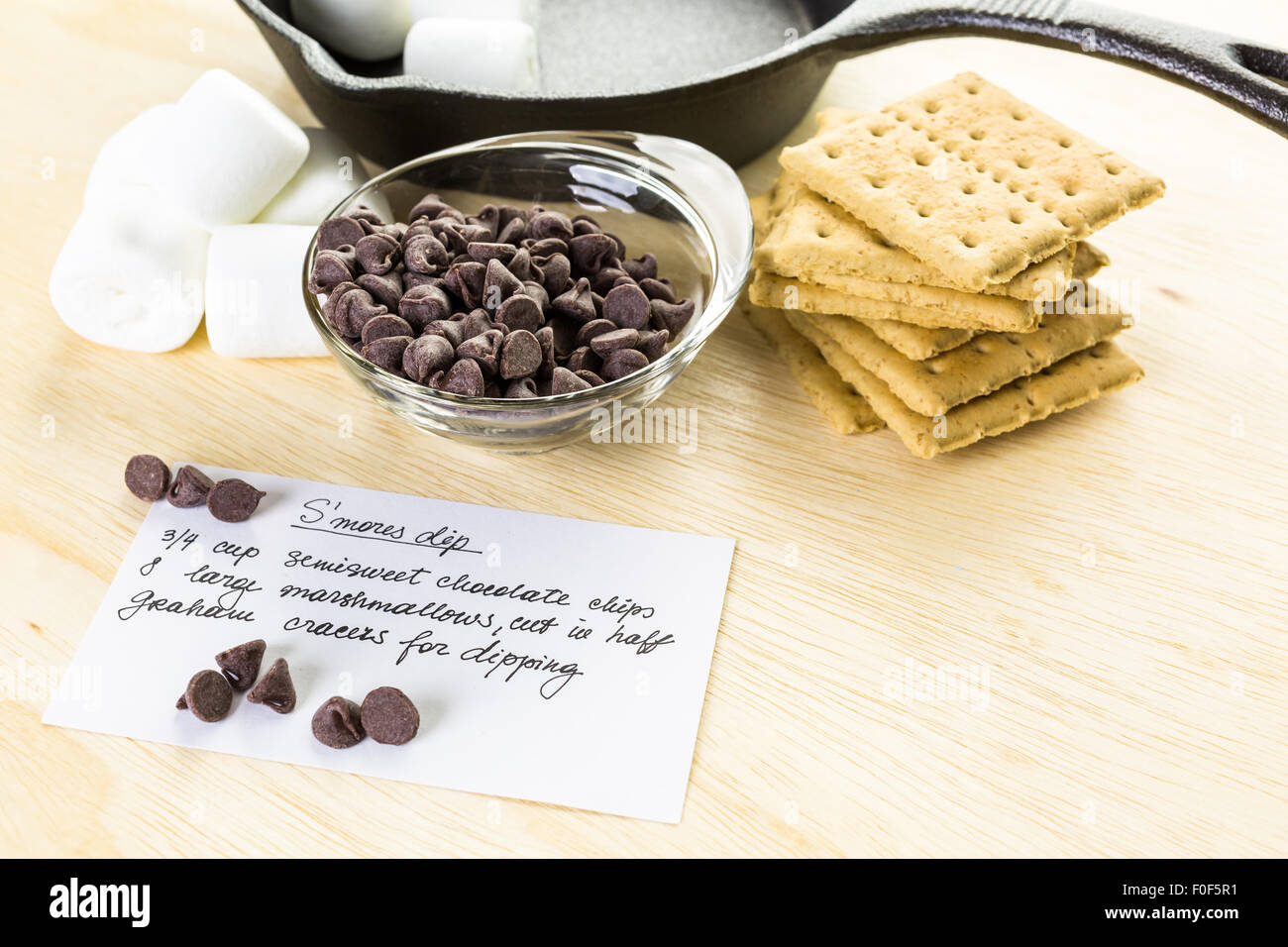 Smores ingrédients préparés avec dip grosses guimauves dans la poêle en ...