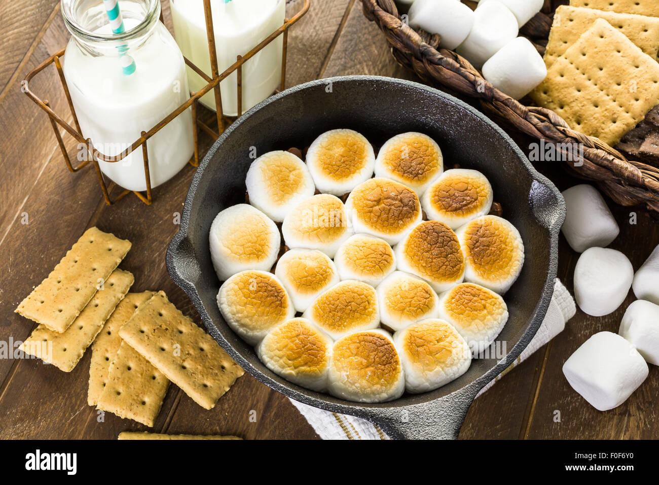Dip Smores préparé avec grosses guimauves dans la poêle en fonte Photo ...