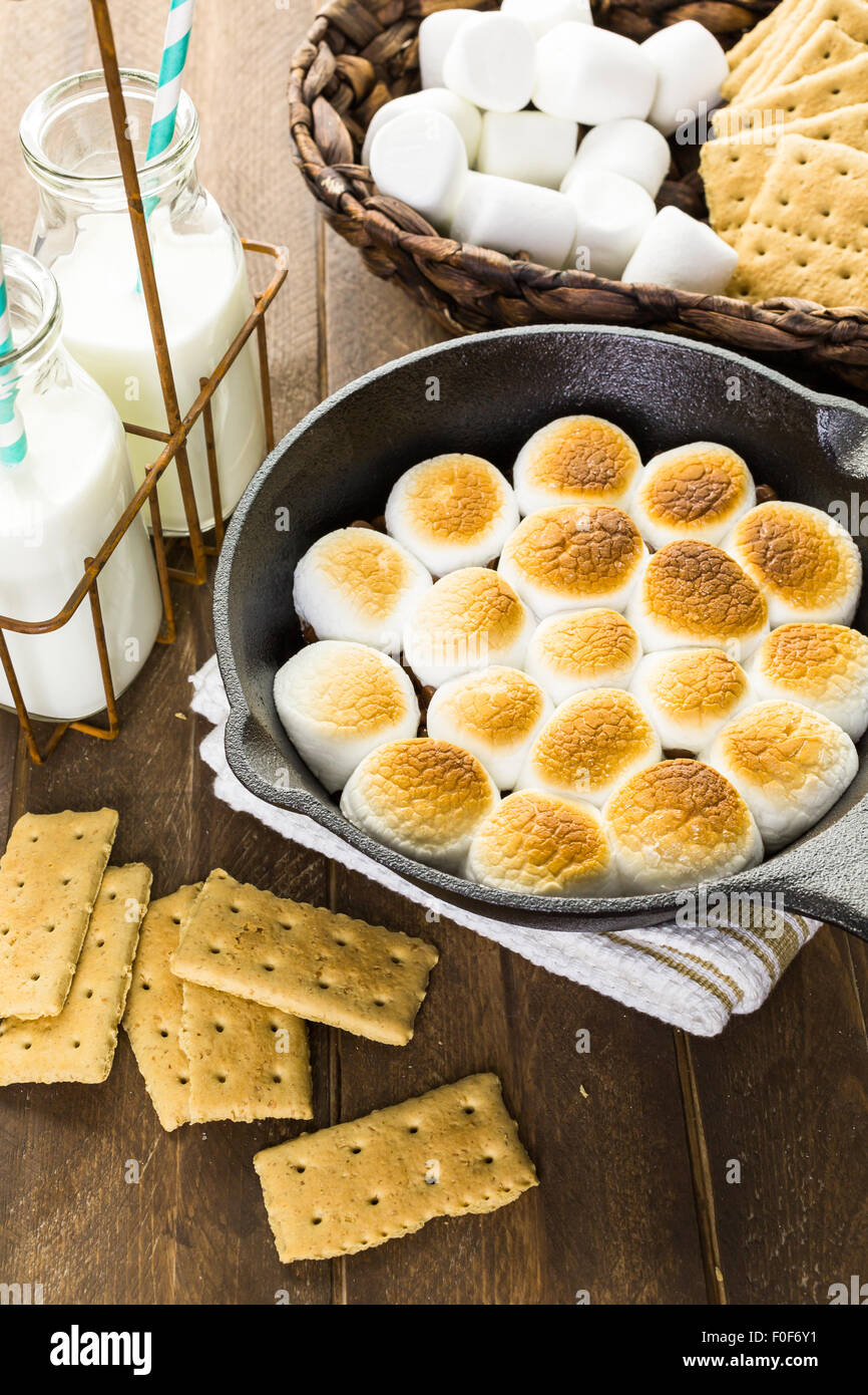 Dip Smores préparé avec grosses guimauves dans la poêle en fonte Photo ...