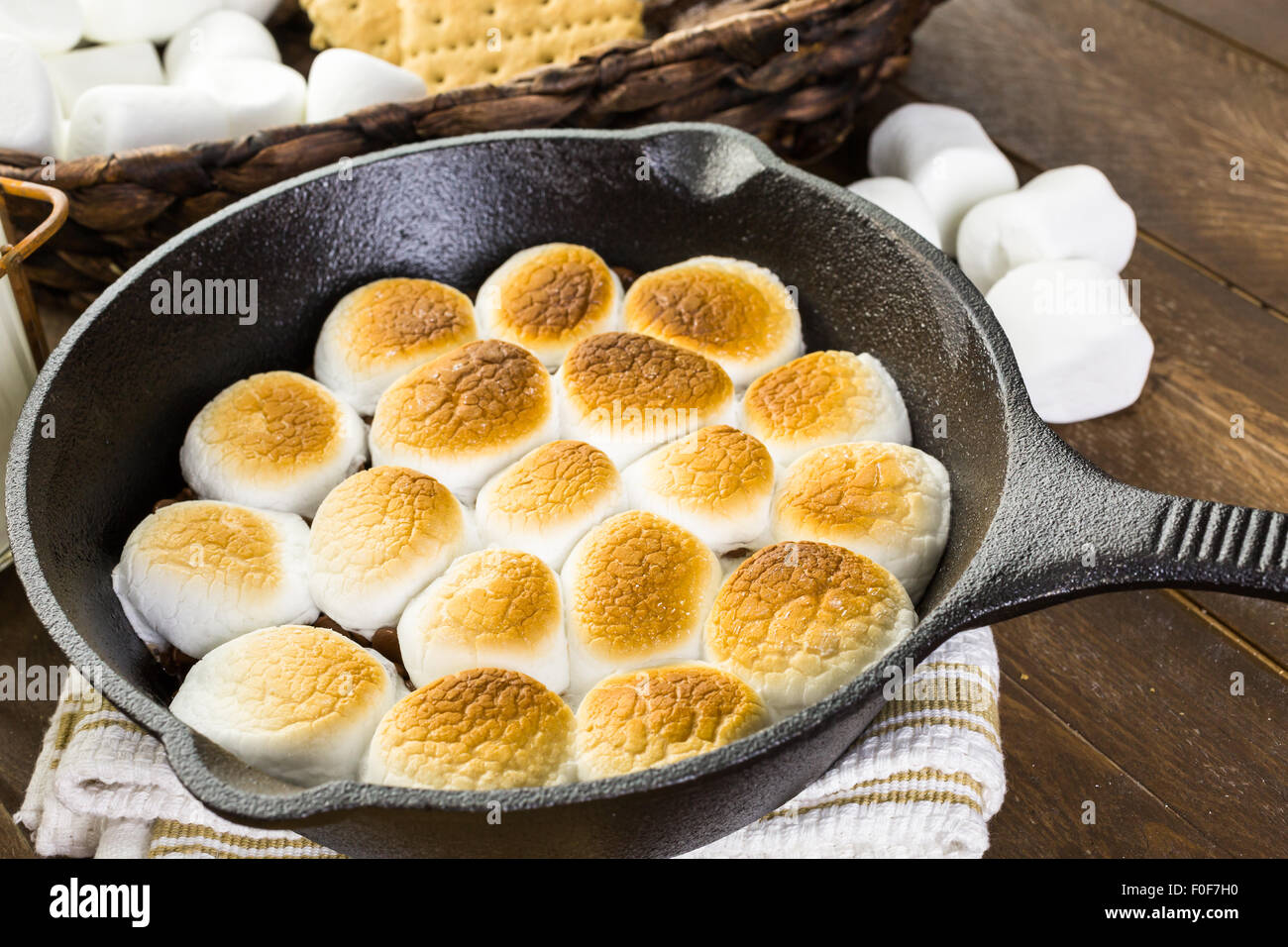 Dip Smores préparé avec grosses guimauves dans la poêle en fonte Photo ...