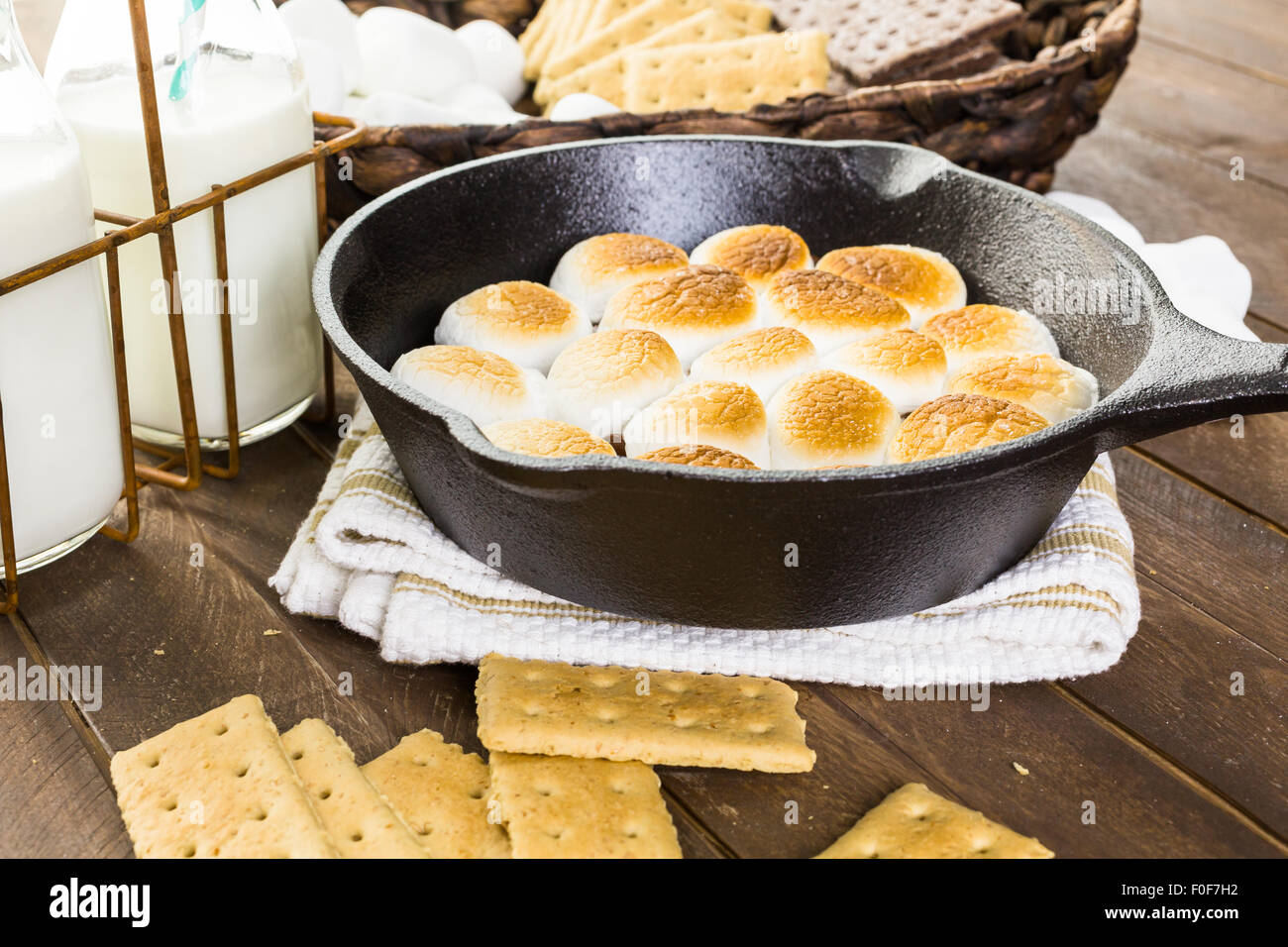 Dip Smores préparé avec grosses guimauves dans la poêle en fonte Photo ...