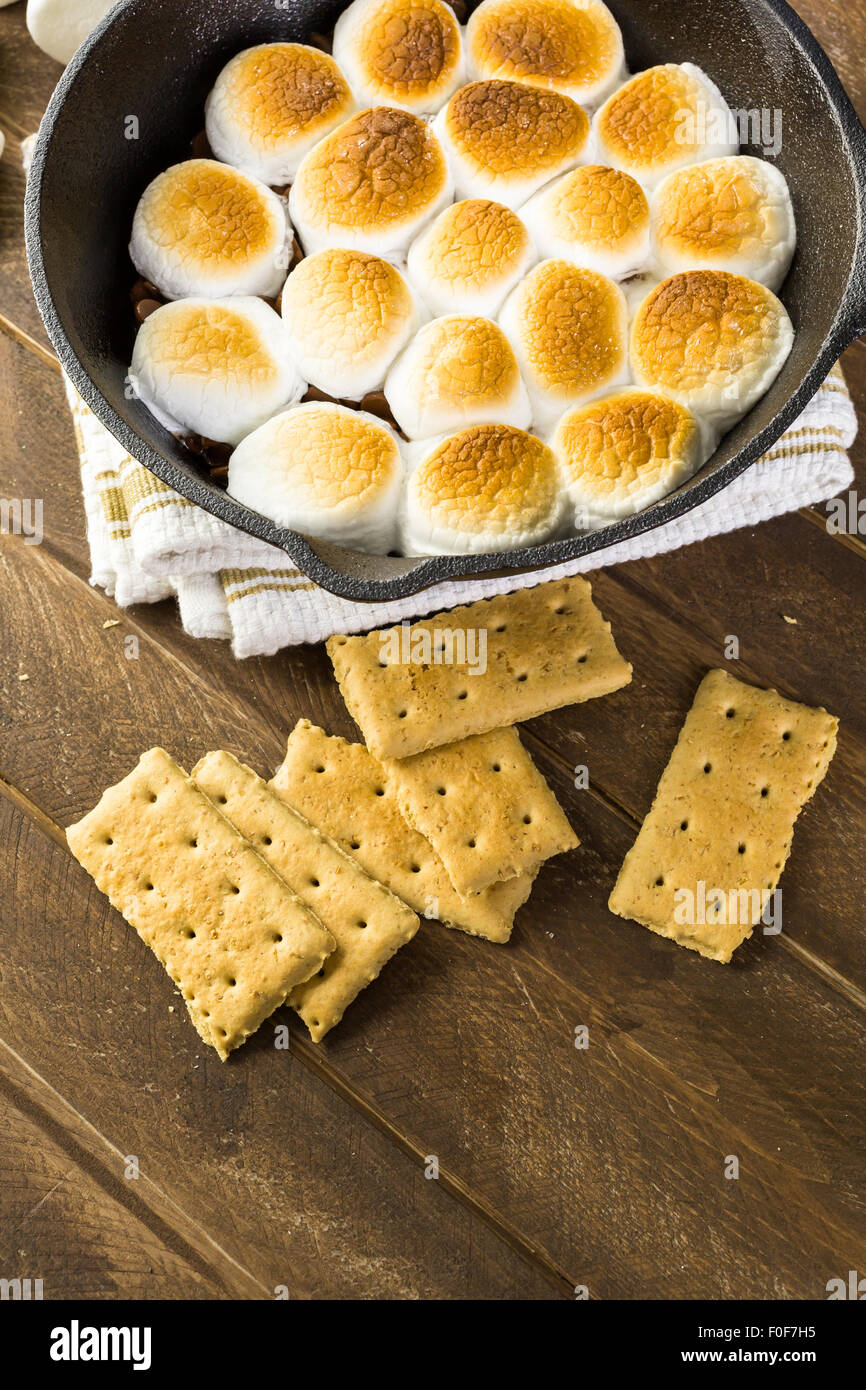 Dip Smores préparé avec grosses guimauves dans la poêle en fonte Photo ...