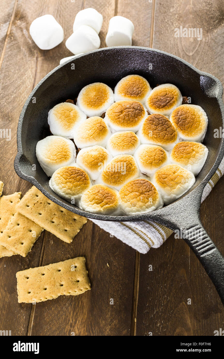 Dip Smores préparé avec grosses guimauves dans la poêle en fonte Photo ...