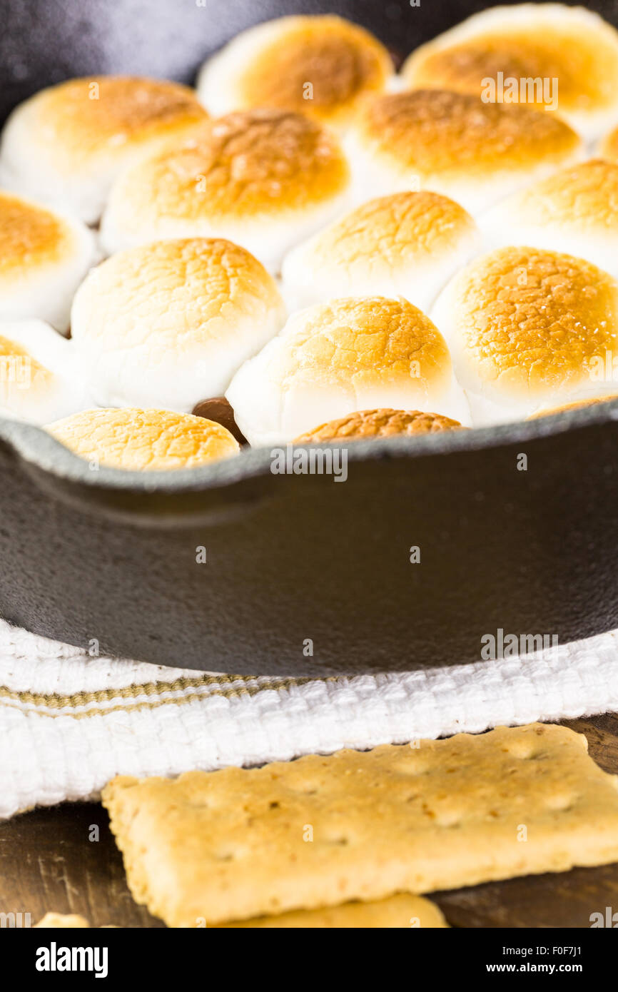Dip Smores préparé avec grosses guimauves dans la poêle en fonte Photo ...