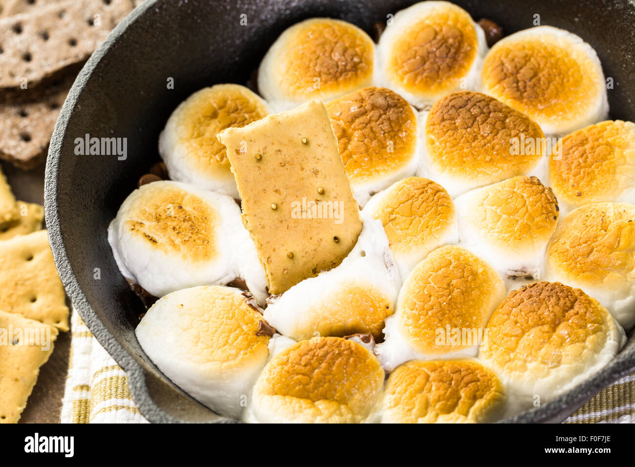Dip Smores préparé avec grosses guimauves dans la poêle en fonte Photo ...