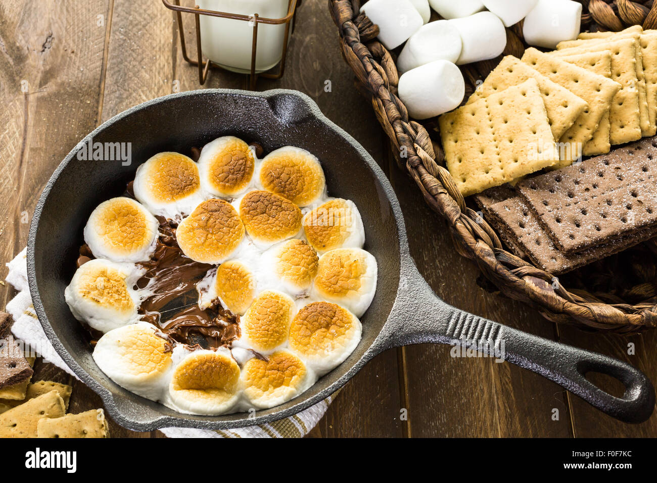 Dip Smores préparé avec grosses guimauves dans la poêle en fonte Photo ...