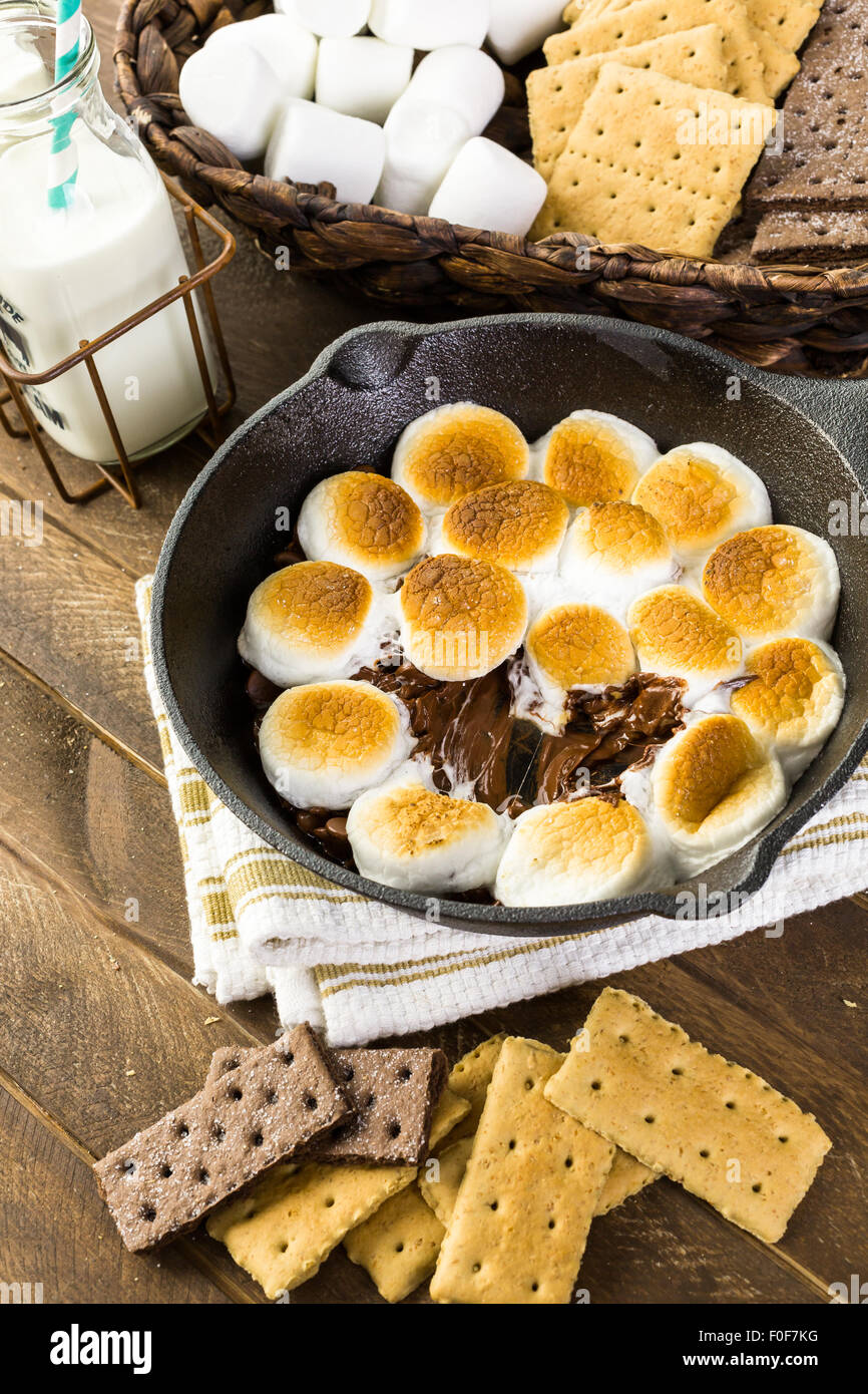 Dip Smores préparé avec grosses guimauves dans la poêle en fonte Photo ...